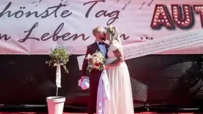 Drei Paare heiraten im Autokino