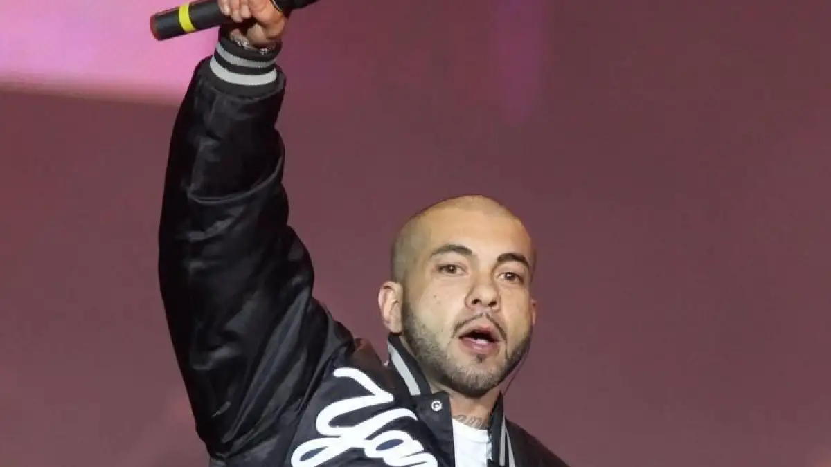 Azad übernimmt die Spitze der Album-Charts