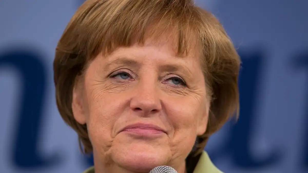 Merkel bei EM-Viertelfinale erstmals auf Tribüne