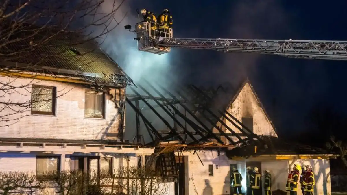 Spaziergänger rettet Männer aus brennendem Haus