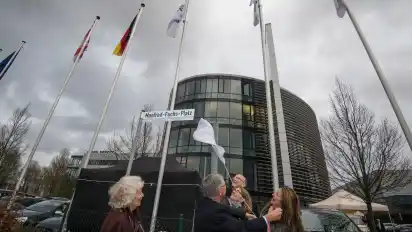 Manfred-Fuchs-Platz bei OHB eingeweiht