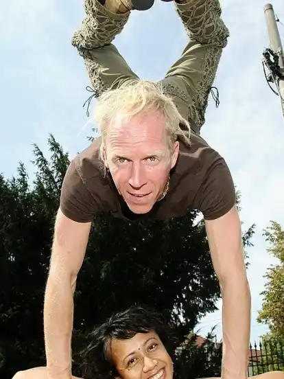 Gordon Ruff und Ying spielen mit dem Feuer