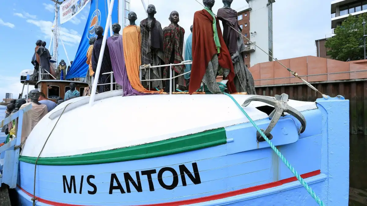 "MS Anton" legt mit Kupferfiguren in Bremen an