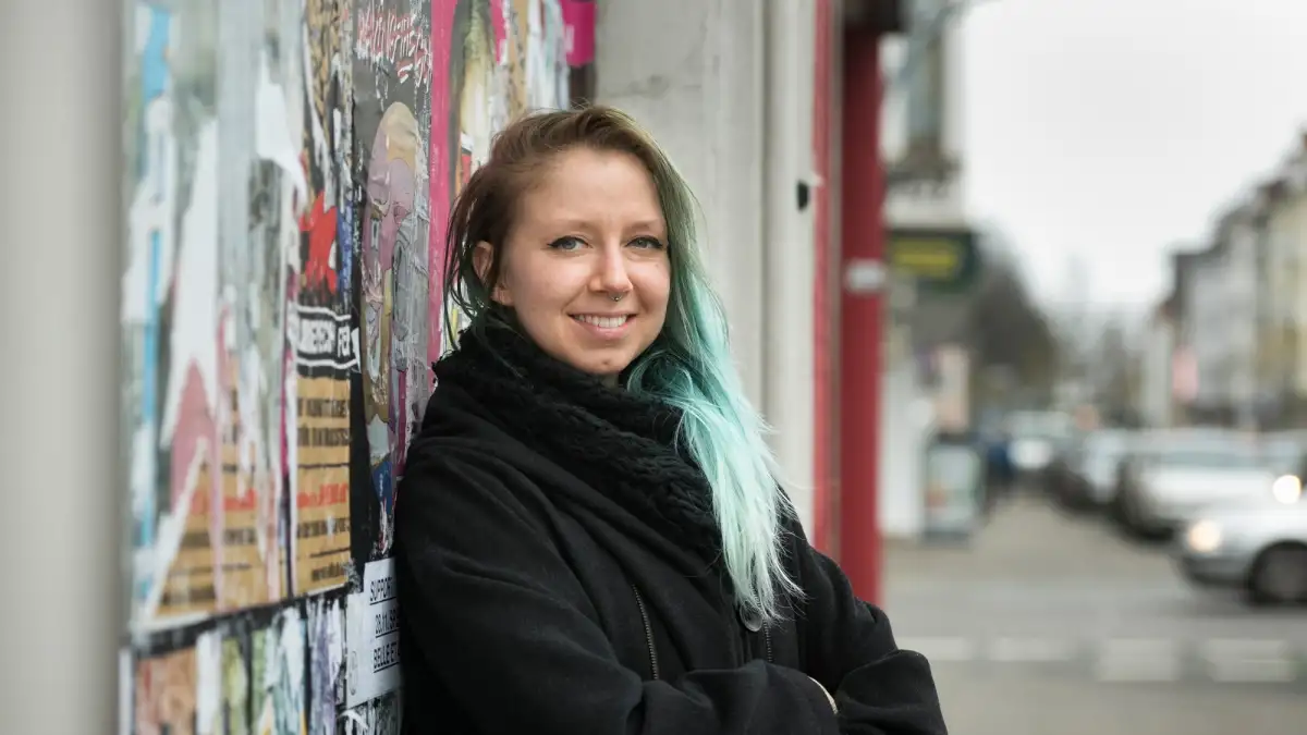 Krawatten, Trikots, nackte Füße