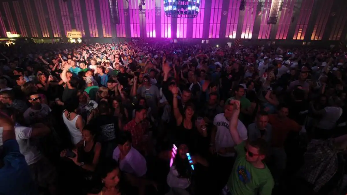 20 000 Techno-Fans feiern in Berlin