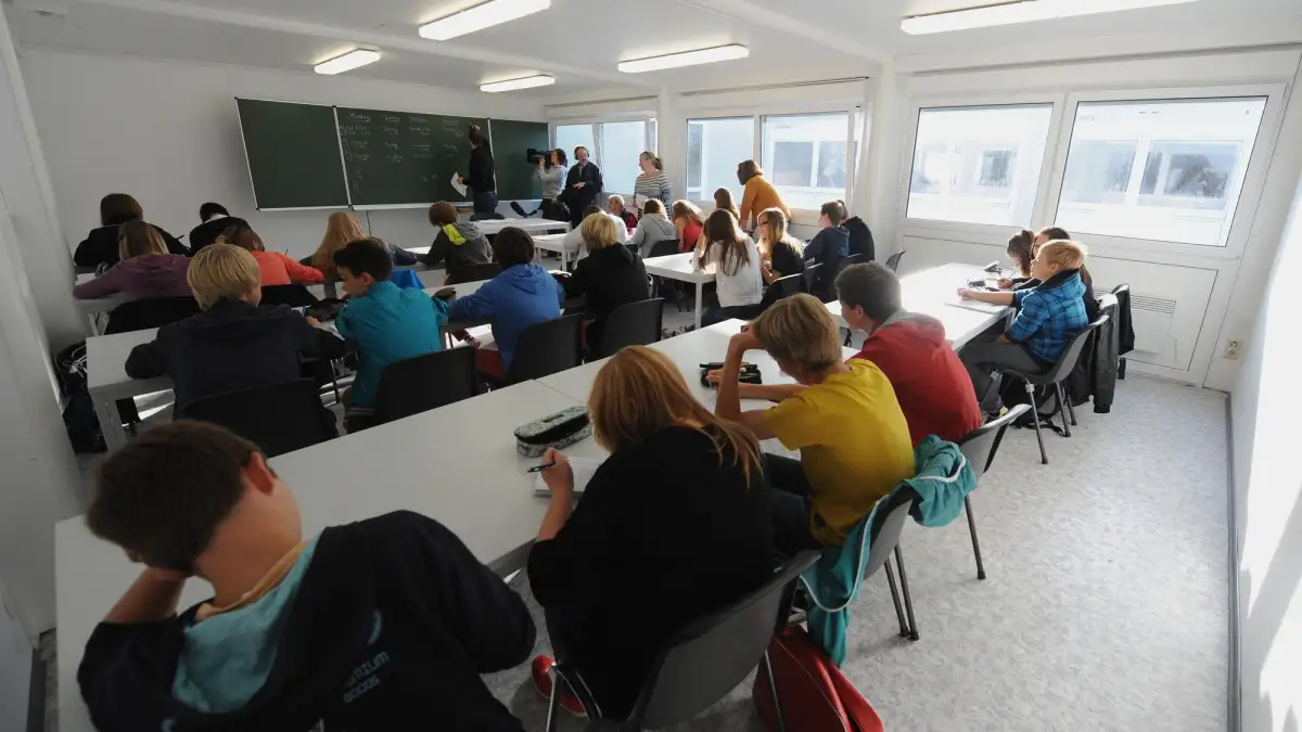 Schüler ziehen in Containerklassen