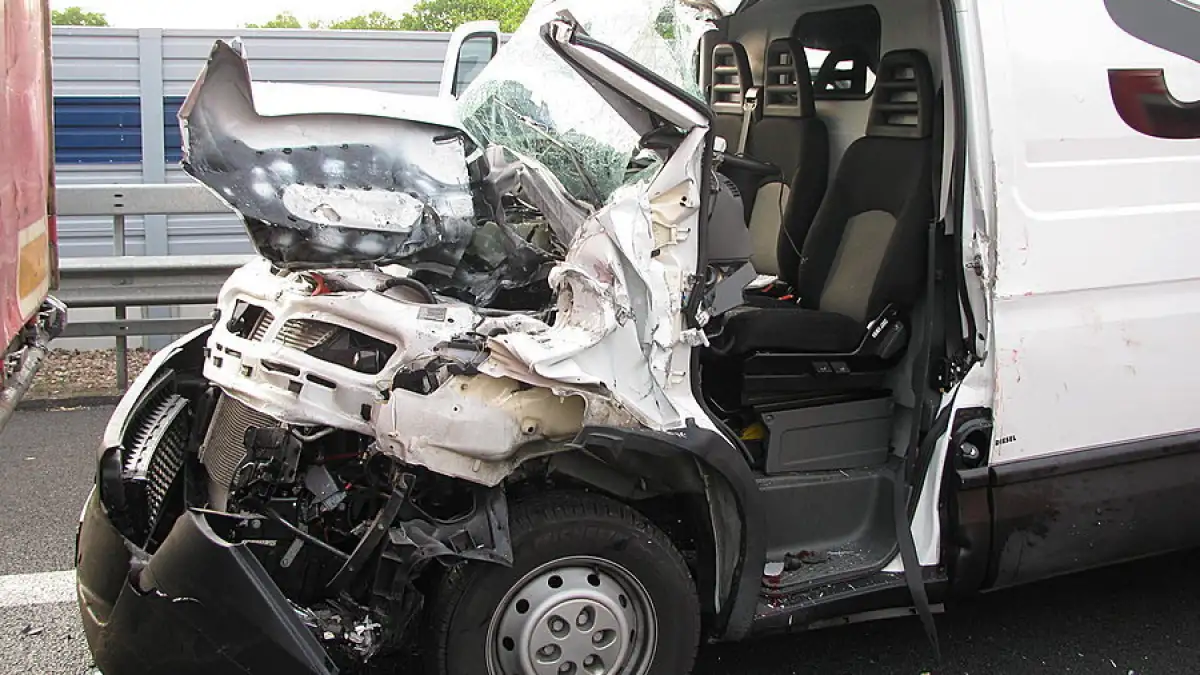 Transporter-Fahrer fährt auf Sattelzug auf