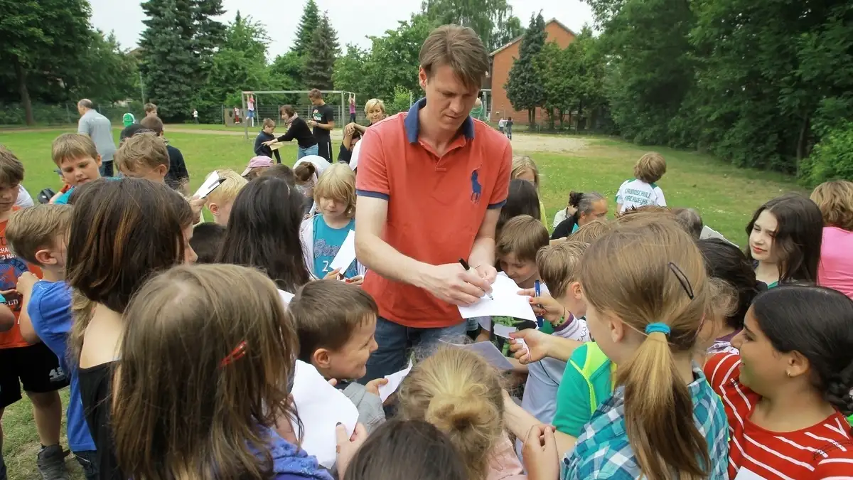 Tim Borowski erfüllt alle Autogrammwünsche