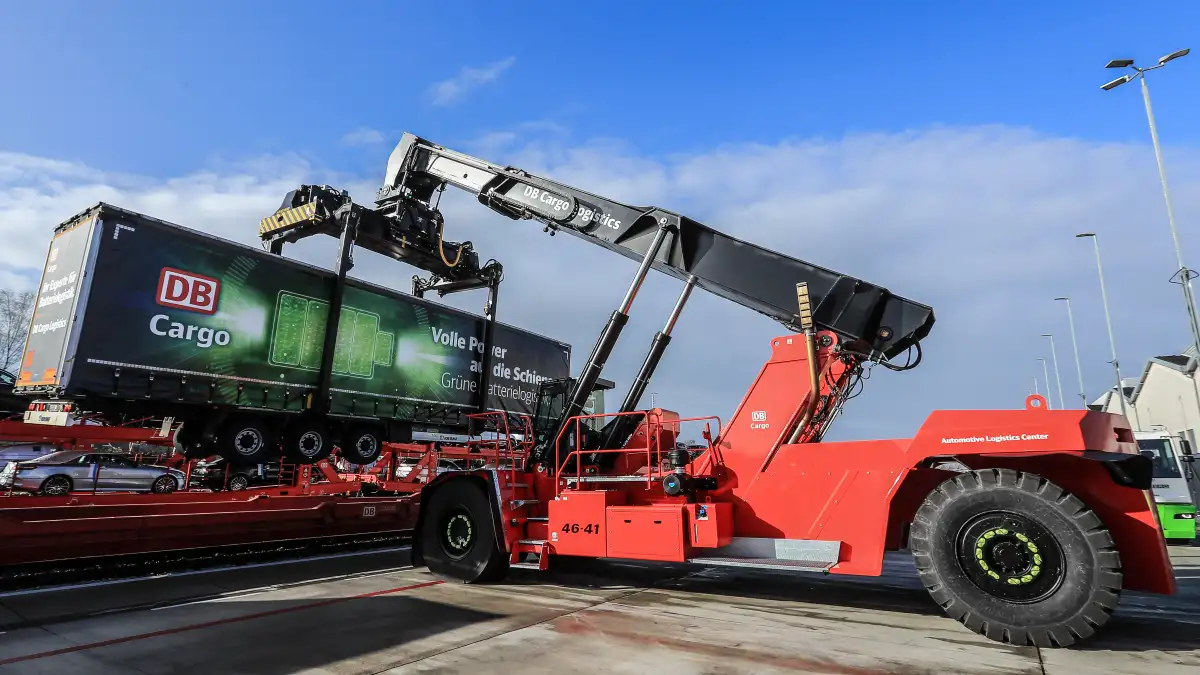 Auftakt in Sebaldsbrück: Batterien per Zug ins Bremer Mercedes-Werk