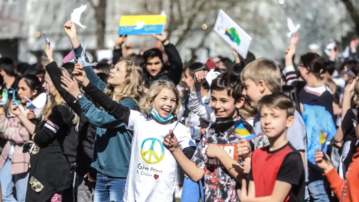 Musiktheatermitglieder und Schüler singen für Frieden