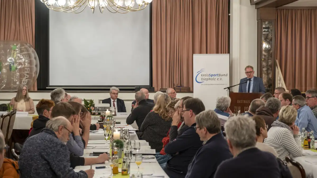 Peter Schnabel mit der goldenen Ehrennadel ausgezeichnet