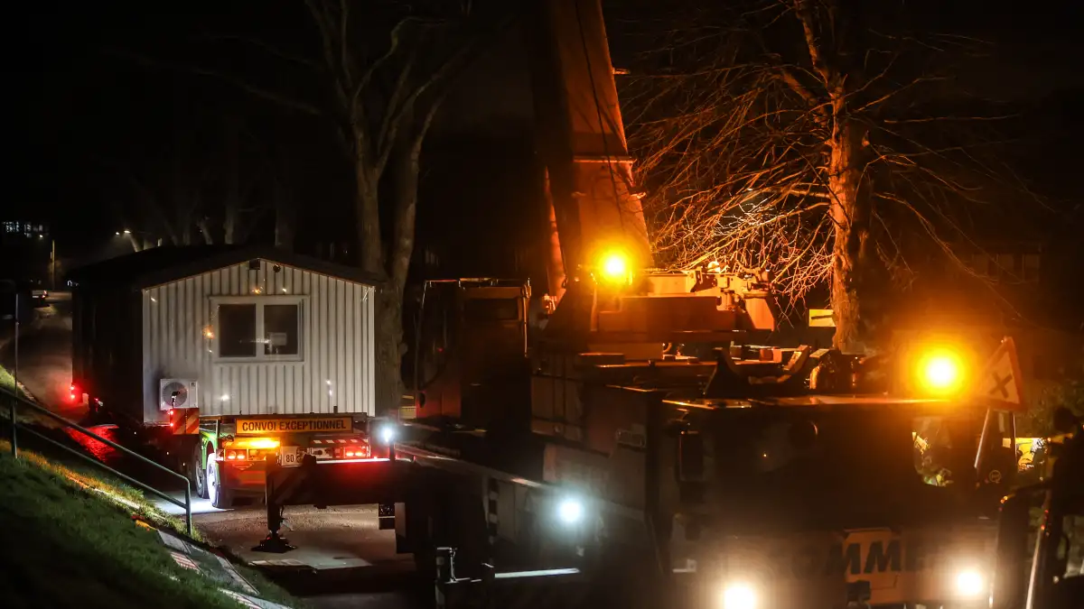 Dunge-Siedlung: Mobiles Haus wird aufwendig angeliefert