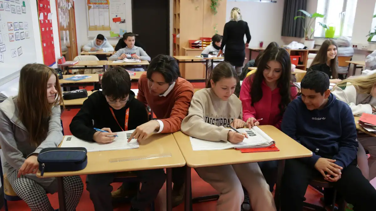 Lehrer, Schüler und Studenten mit Projekt "Study Friends" zufrieden