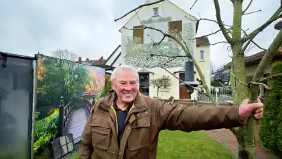 Kunst in Delmenhorster Gärten: Florales Gemälde ziert Hausrückseite