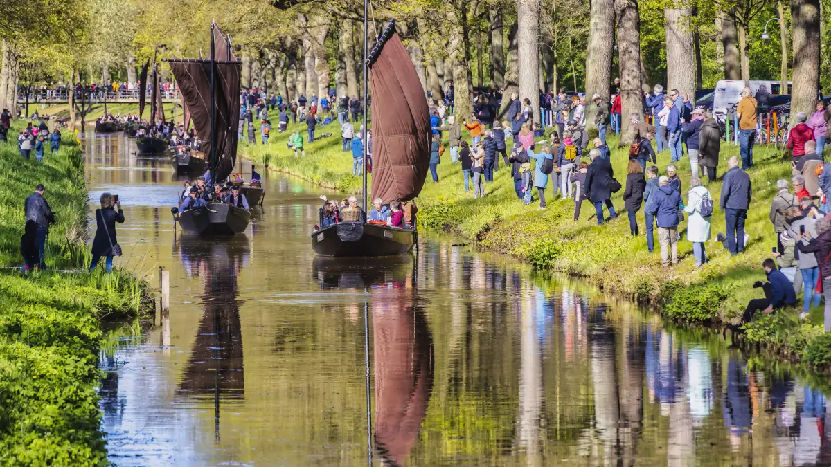 Torfkahnarmada auf der Hamme: Unterwegs unter braunen Segeln