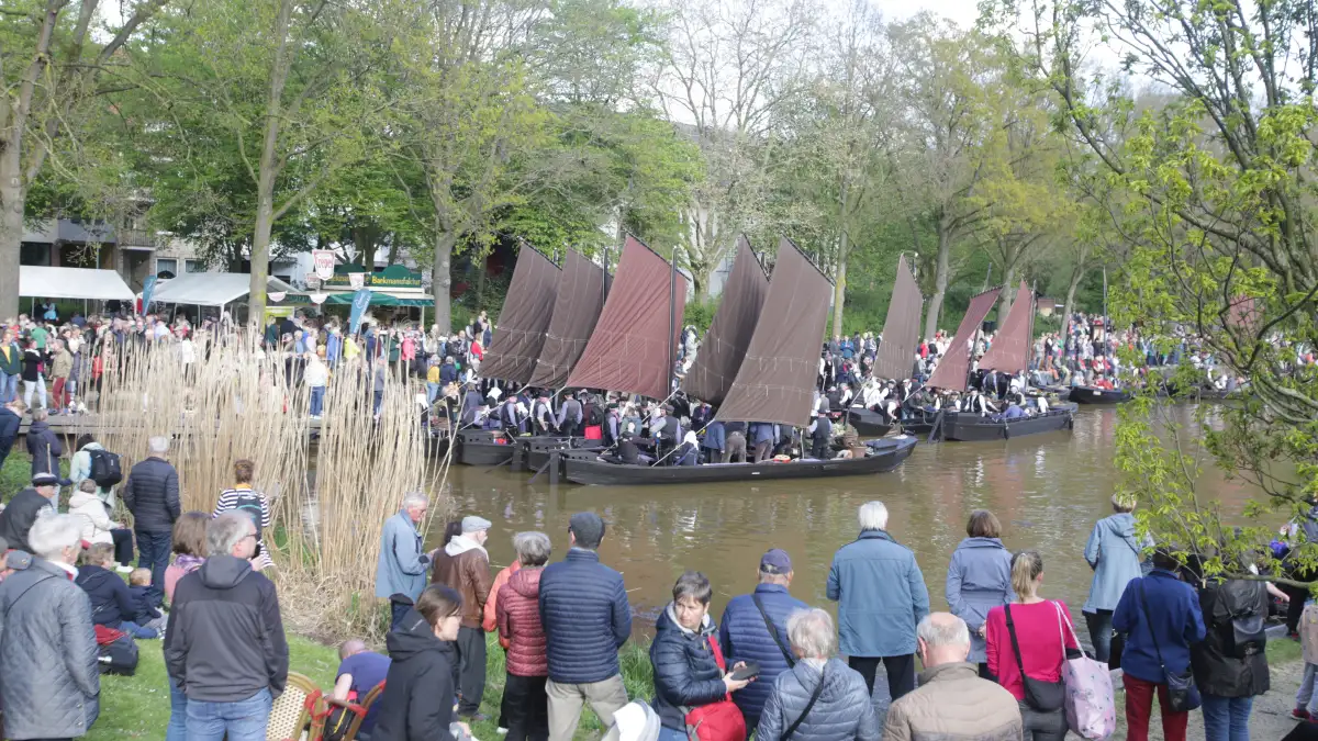 In Bremen-Findorff machen historische Torfkähne fest