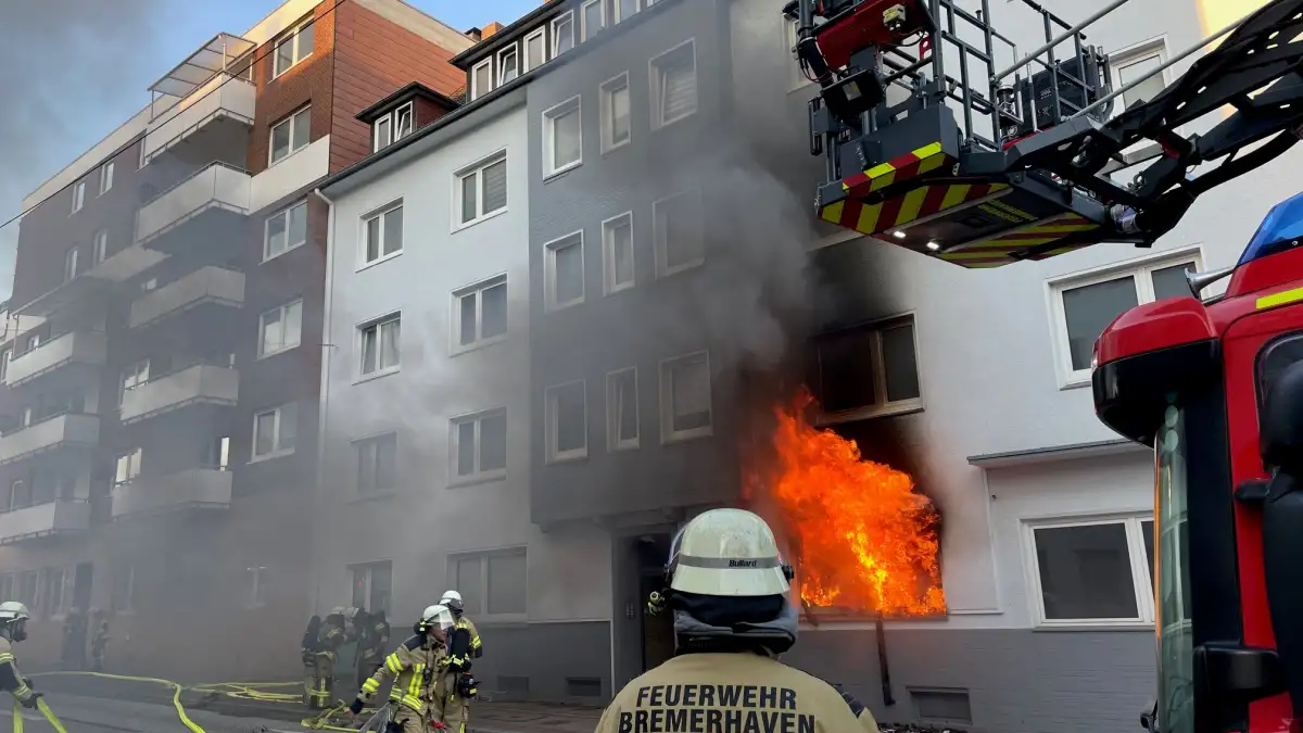 Bremerhavener Feuerwehr rettet mehrere Menschen aus brennendem Haus