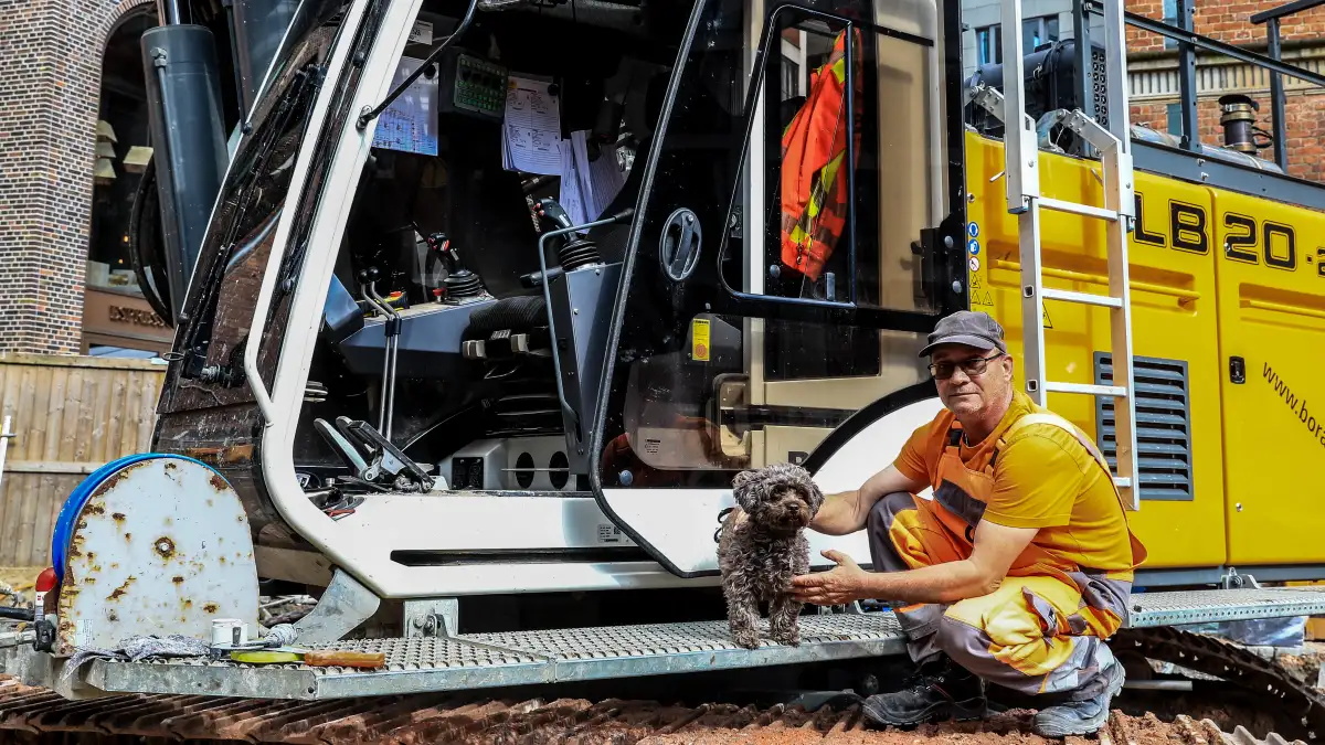 Stammplatz im Führerhaus: Mit Hündin auf dem 50-Tonnen-Gefährt
