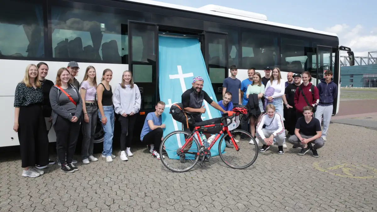 Wie ein Bremer per Radtour Spenden für die Kriegsgräberpflege sammelt