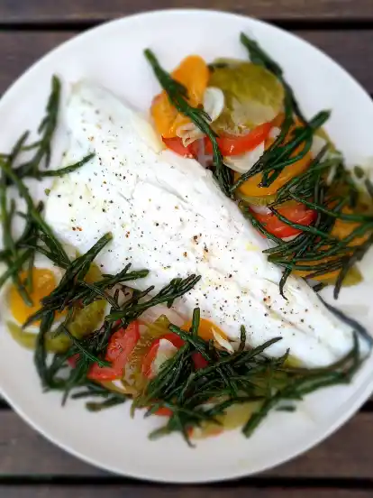 Fisch vom Feinsten: Wolfsbarschfilet trifft auf Tomaten und Queller