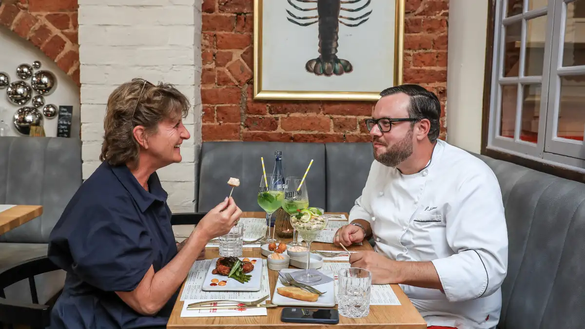 Daniel Schröter bietet im Schnoor unter anderem Hummer und Champagner