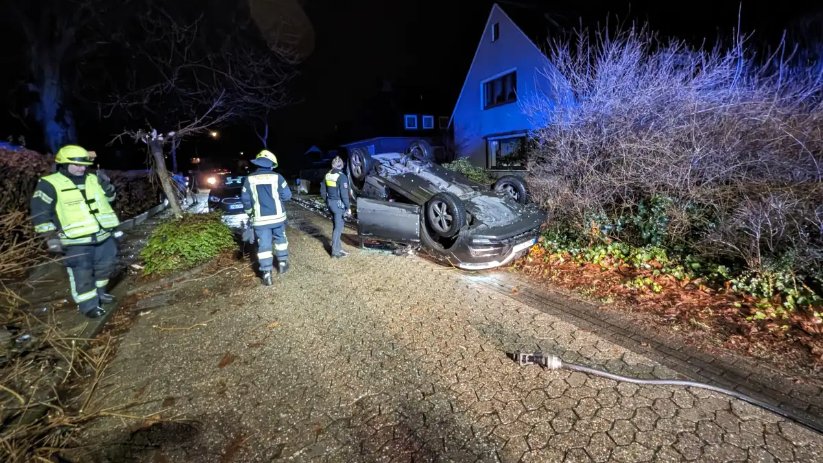 Ritterhude: Auto landet nach kuriosem Unfall auf dem Dach