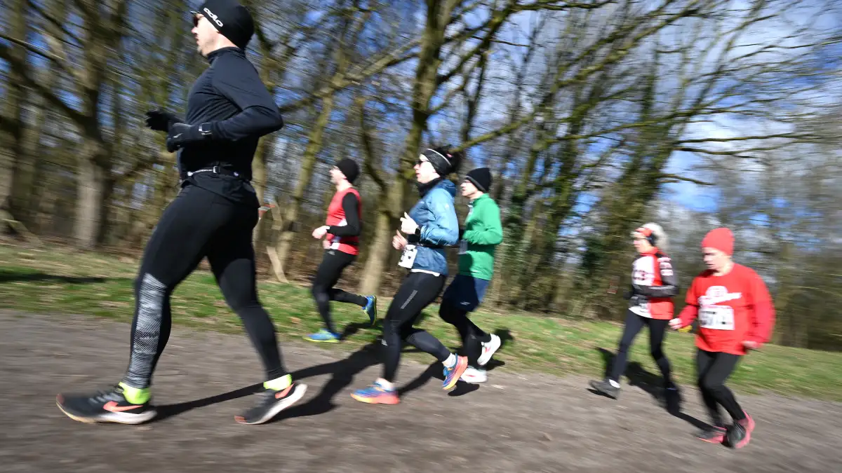 Bremer Winterlaufserie: Louis Hoppe gewinnt U16-Konkurrenz
