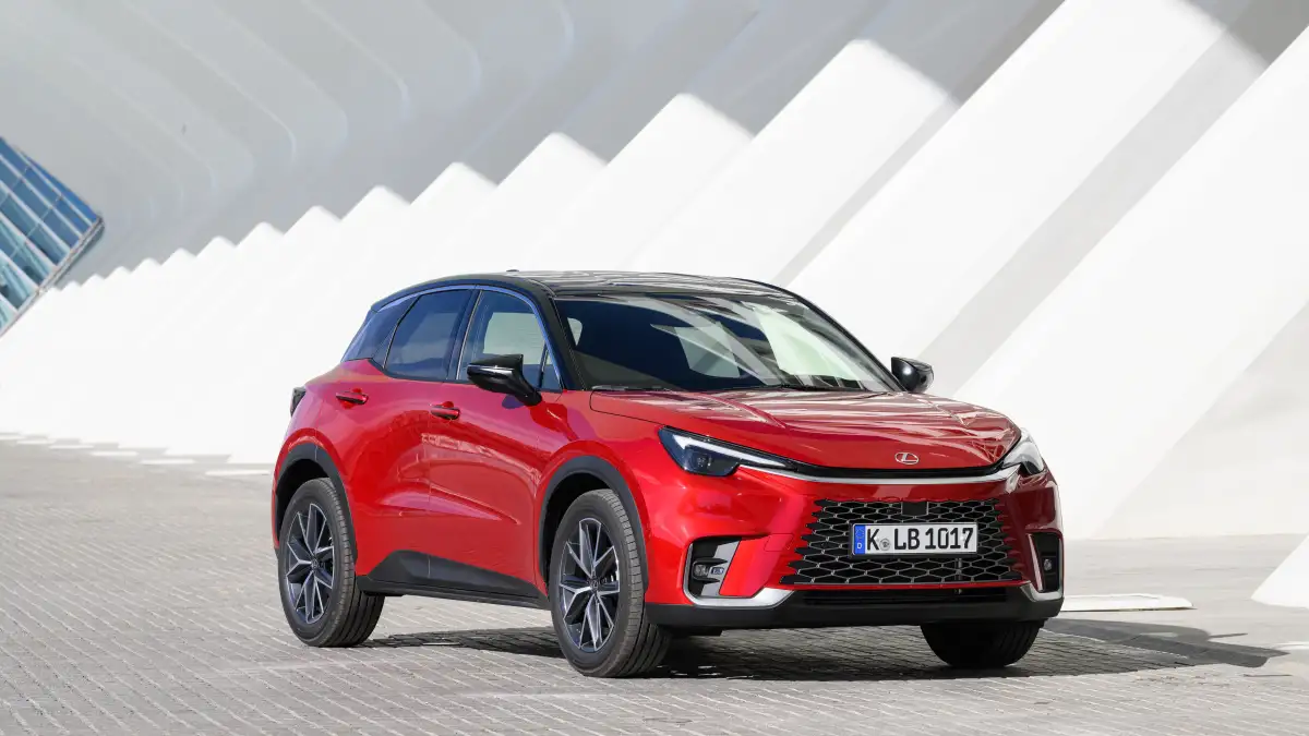 Auf ungewohntem Terrain: Lexus macht sich mit dem LBX klein