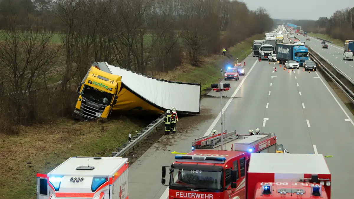 A1 wieder frei: Lkw mit LNG-Tank bei Oyten verunglückt