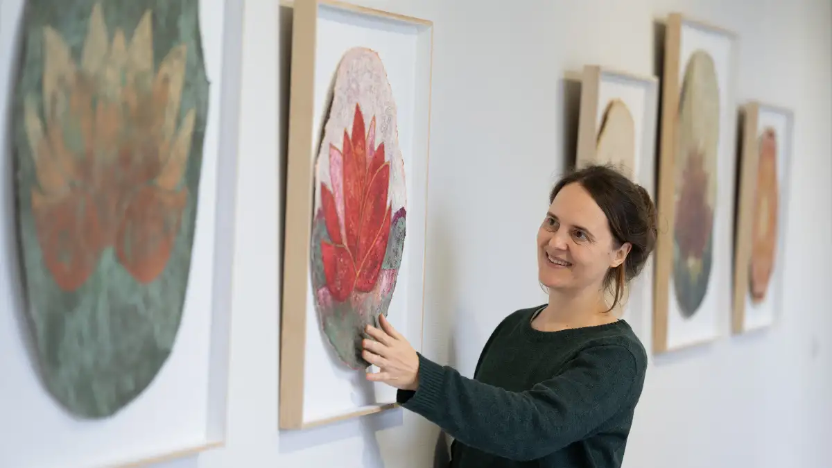 Ausstellung: Papierkünstlerin Judith Jetzt präsentiert ihre Werke