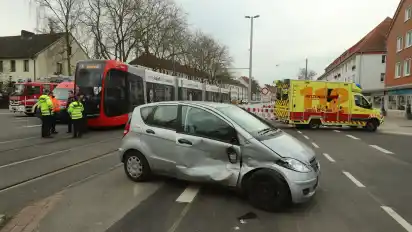Verkehrsunfall in Bremen: Auto kollidiert mit Straßenbahn