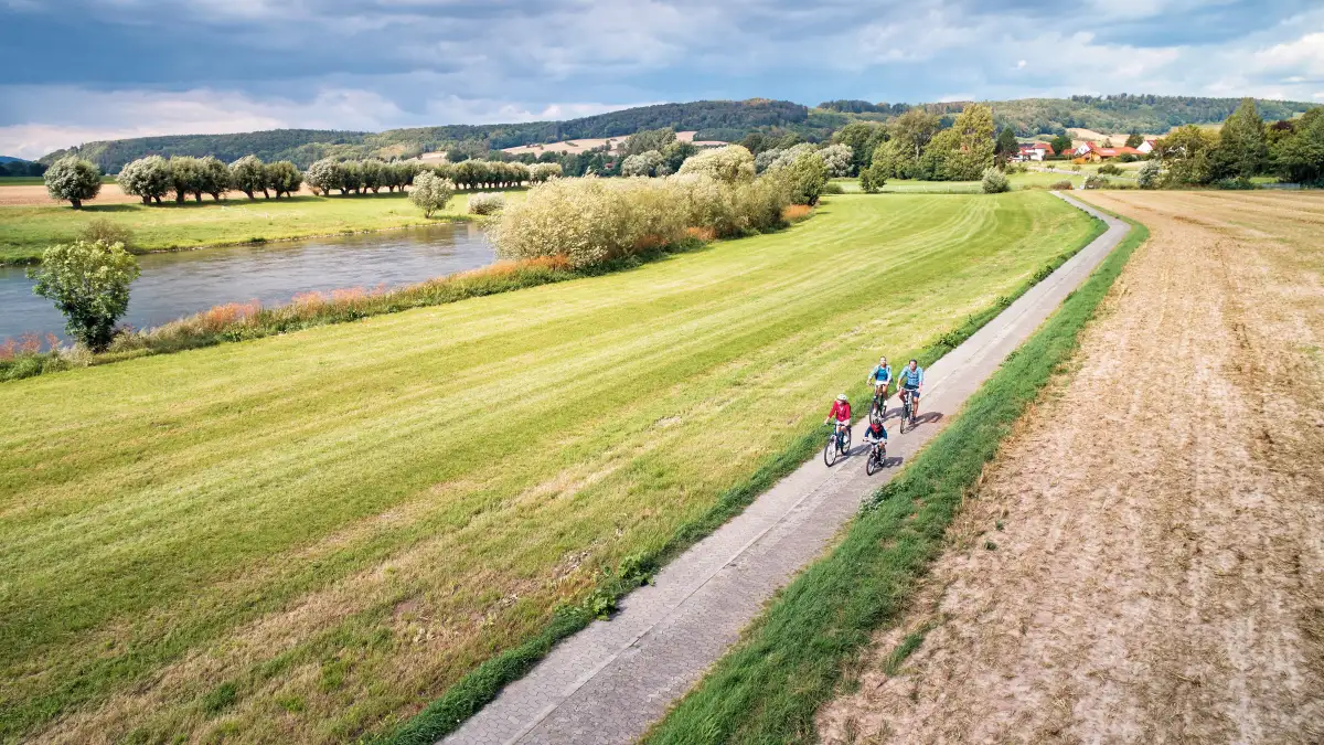 Weser-Radweg zwischen Höxter und Hameln: Immer schön am Wasser entlang