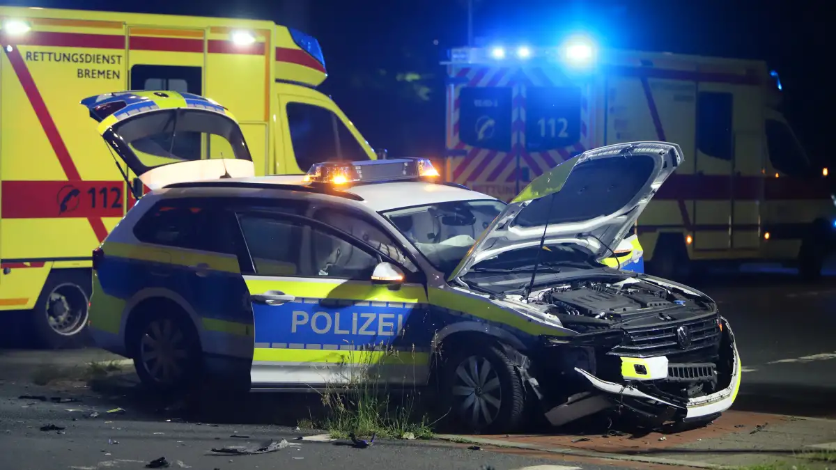 Bremen: Streifenwagen kollidiert auf Einsatzfahrt mit Mercedes