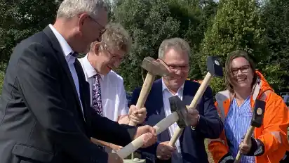 Ritterhuder Schlossbrücke: Abriss per Hammerschlag besiegelt