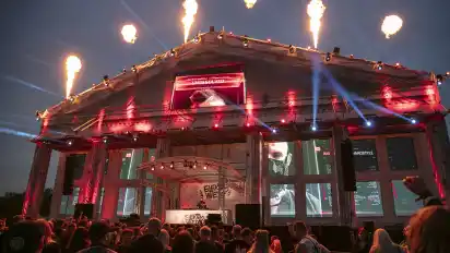 Techno-Fans feiern beim Elektrowiese-Festival in Vollersode