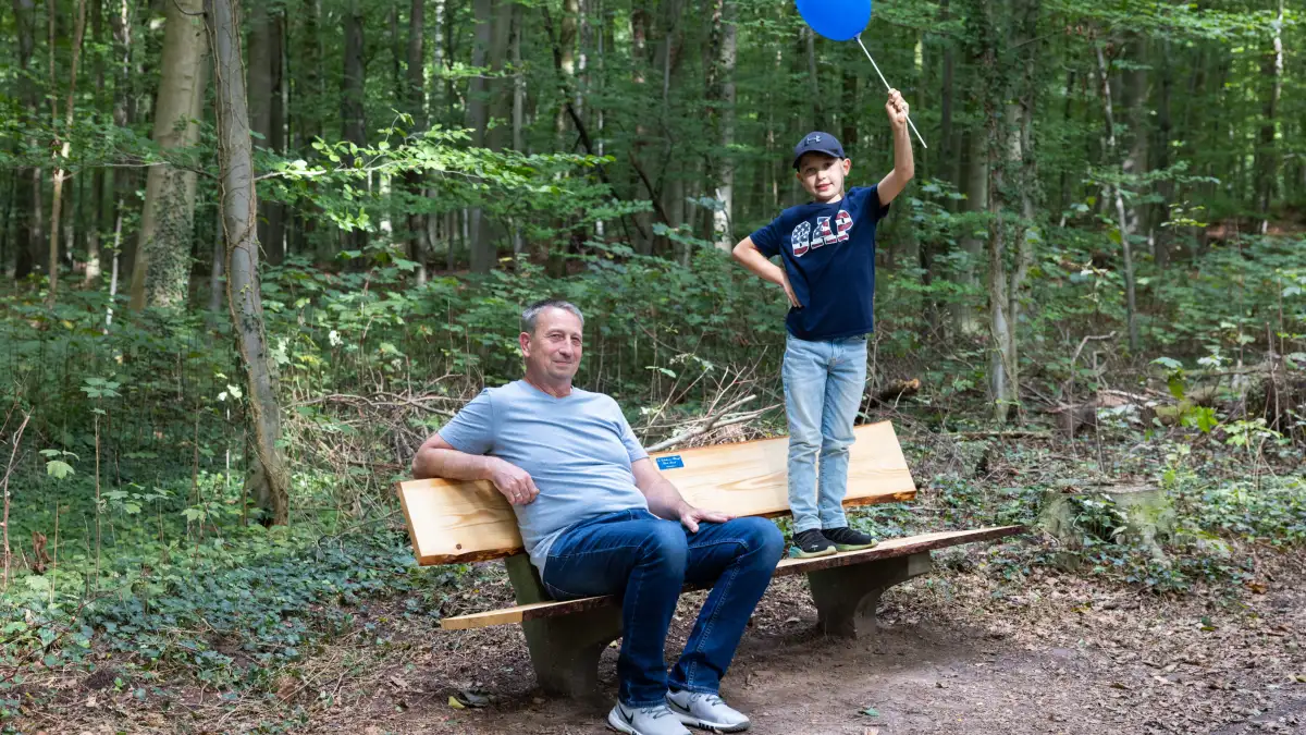 Familie Wischnewski aus Syke repariert Sitzbank im Friedeholz