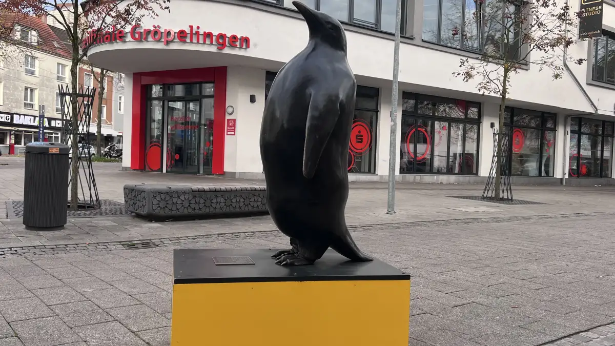 Kulturbehörde: Pinguin von Mohamed Smith muss vorerst weg