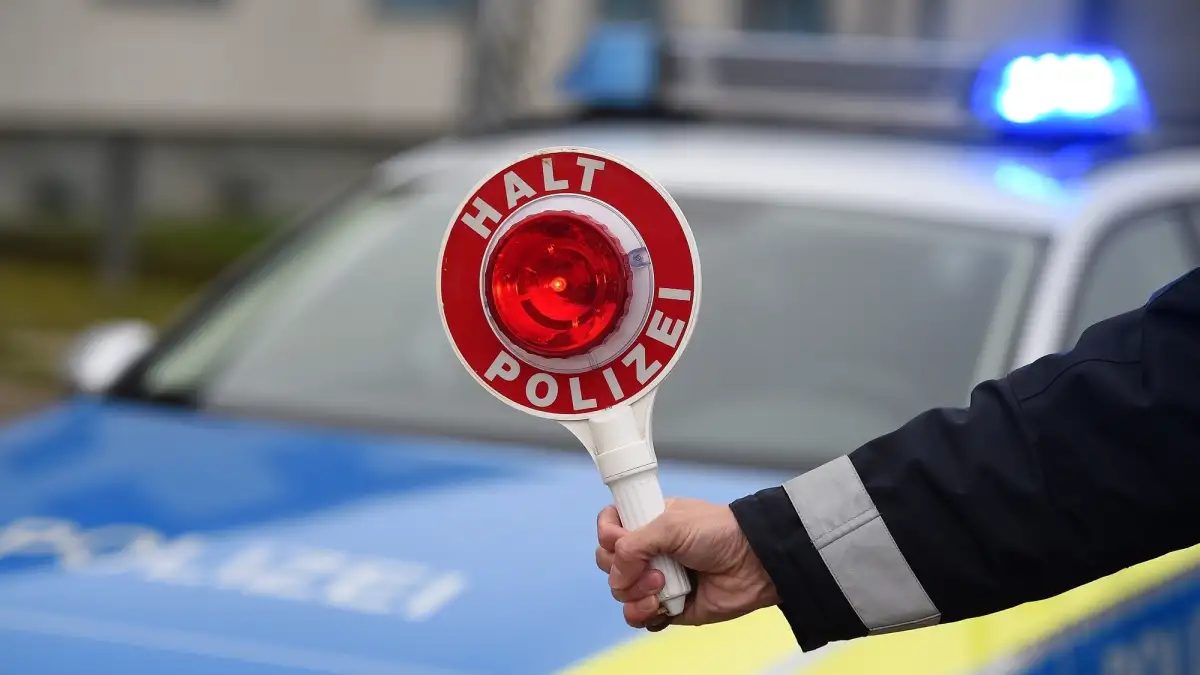 Polizei stoppt Kleinbus auf A1: Neun Haftbefehle gegen Fahrer Polizei stoppt Kleinbus auf A1: Neun Haftbefehle gegen Fahrer