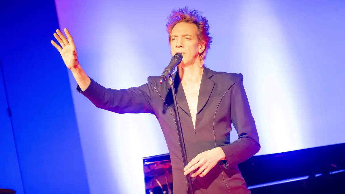 David-Bowie-Tribute von Sven Ratzke begeistert in Syke