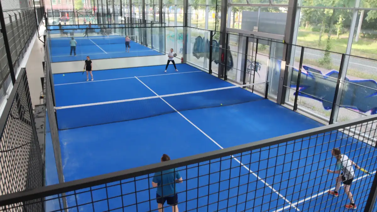 Früher Autohaus, jetzt erste Halle für Padel-Sport in Bremen-Hastedt