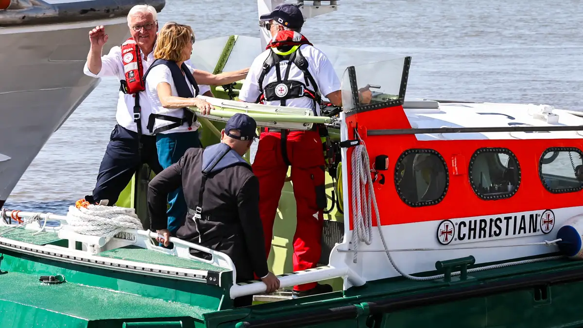 Sail Bremerhaven eröffnet: Windjammerparade mit Steinmeier