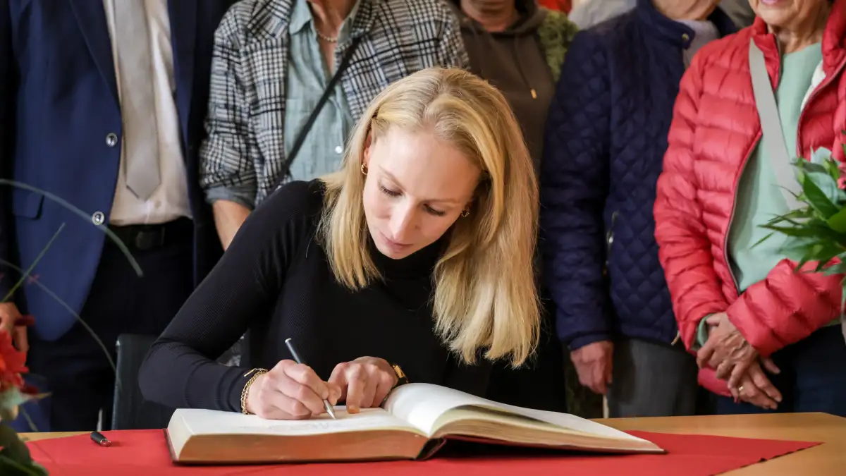 Verden: Dressurreiterin Greta Heemsoth trägt sich ins Goldene Buch ein