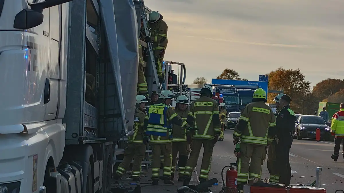 Lkw-Fahrer stirbt: A1 bei Bremen nach Unfall in Stuhr voll gesperrt