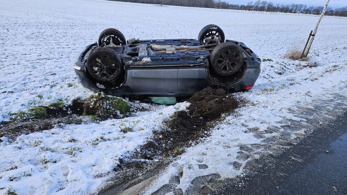 Glätteunfall bei Okel: Auto überschlägt sich mit Kindern an Bord