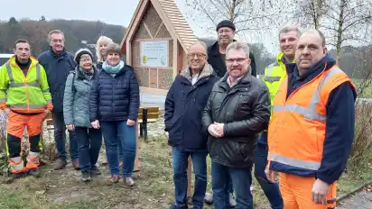 Platjenwerber Umweltgruppe stellt ein Insektenhotel auf