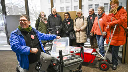 Bremer Klinikum LdW: Unterschriftenlisten für Volksbegehren übergeben