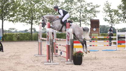 Zwölfjährige Janne Neumann gewinnt erstes M-Springen in Lemwerder